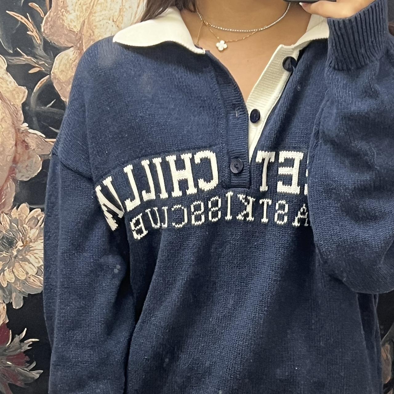 Sweet Chilling sweatshirt in size small! Very thick... - Depop