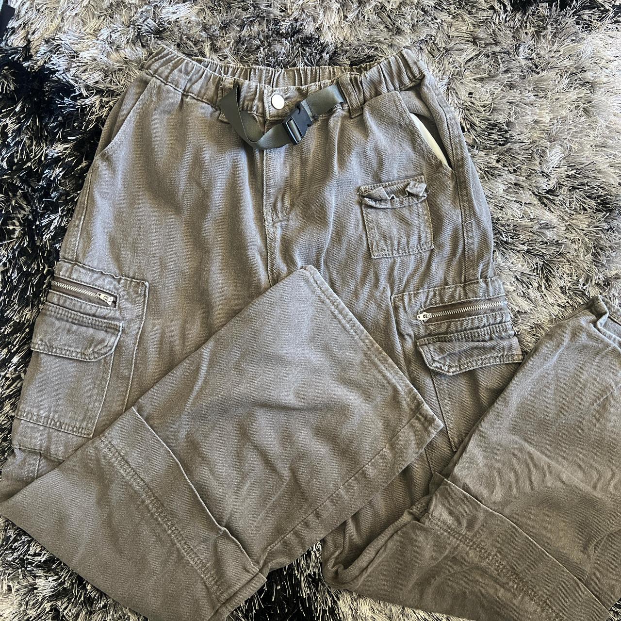 grey cargo pants size lrg but fits like os - Depop