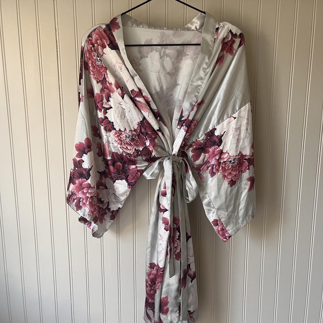Satin robe with floral design - Depop
