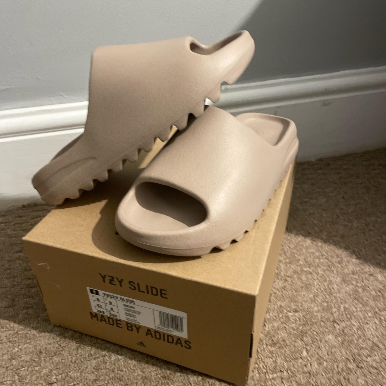 Pure Yeezy slides Size 8 - Depop