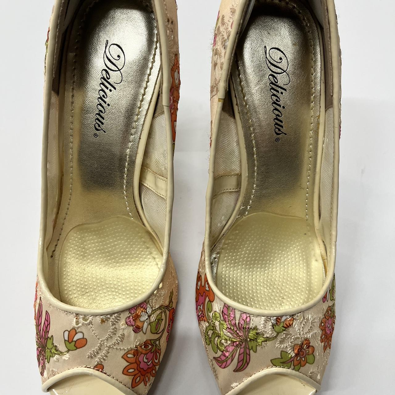 Cute vintage white heels with floral print - Depop