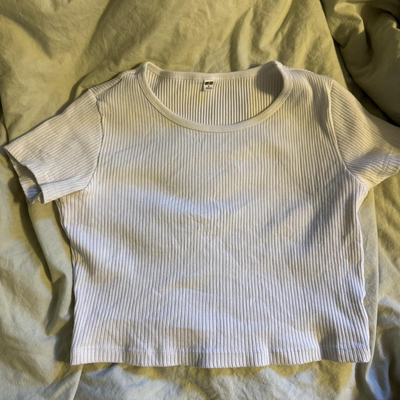 Uniqlo basic white top #uniqlo #tshirts #basics #white - Depop