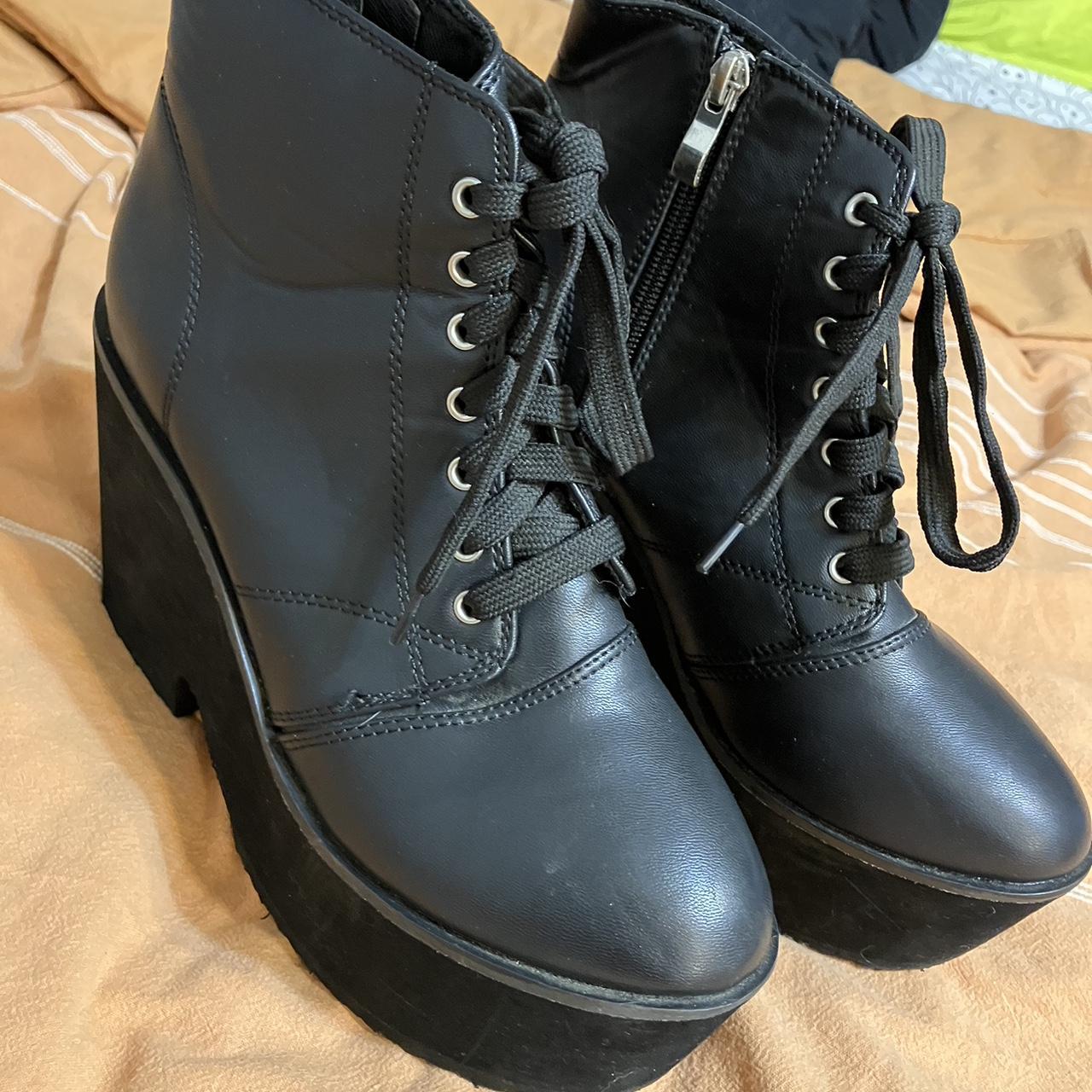 HotTopic platform boots - Depop
