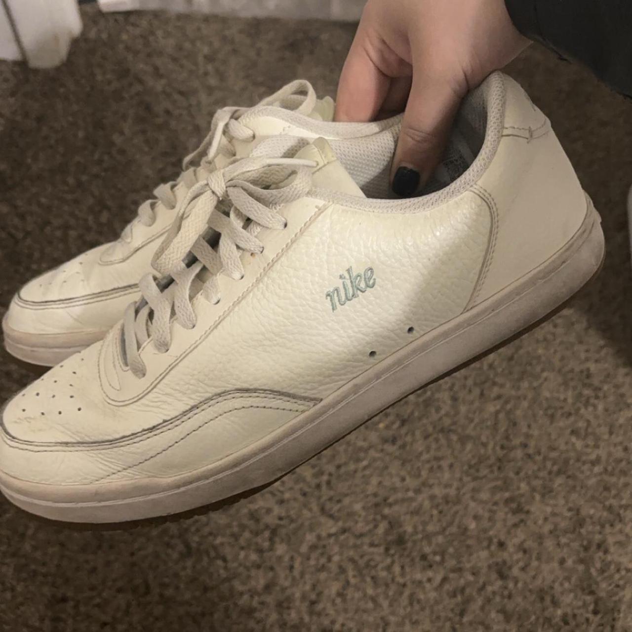 Size 9.5 Nike shoes women - Depop