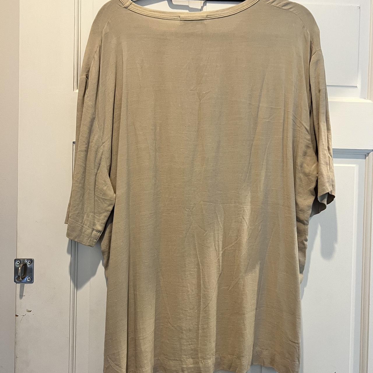 Venroy tee w/ side detail - Depop