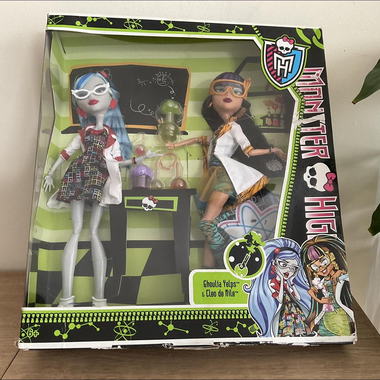 Monster High Classroom Cleo De Nile And Ghoulia Yelps Depop