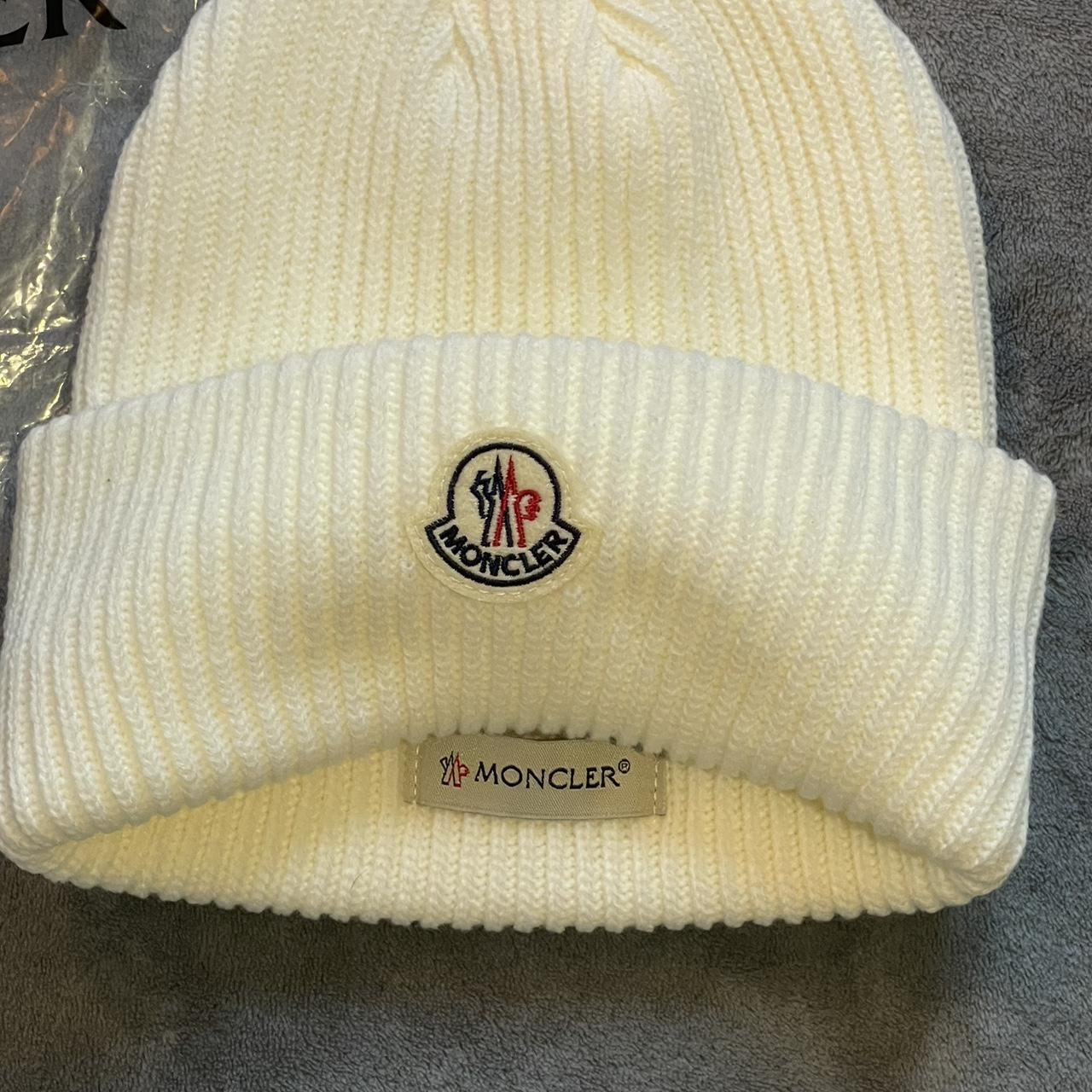 Bonnets Moncler Jamais porter N’hésite si vous... - Depop