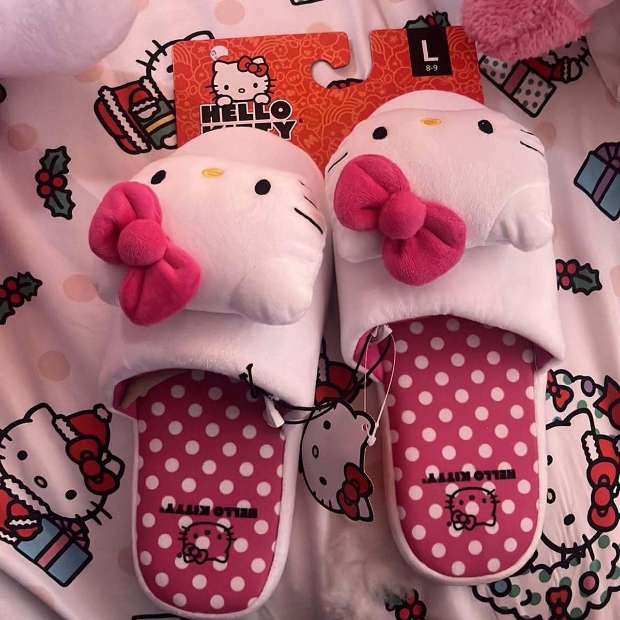 Hello kitty slippers - Depop