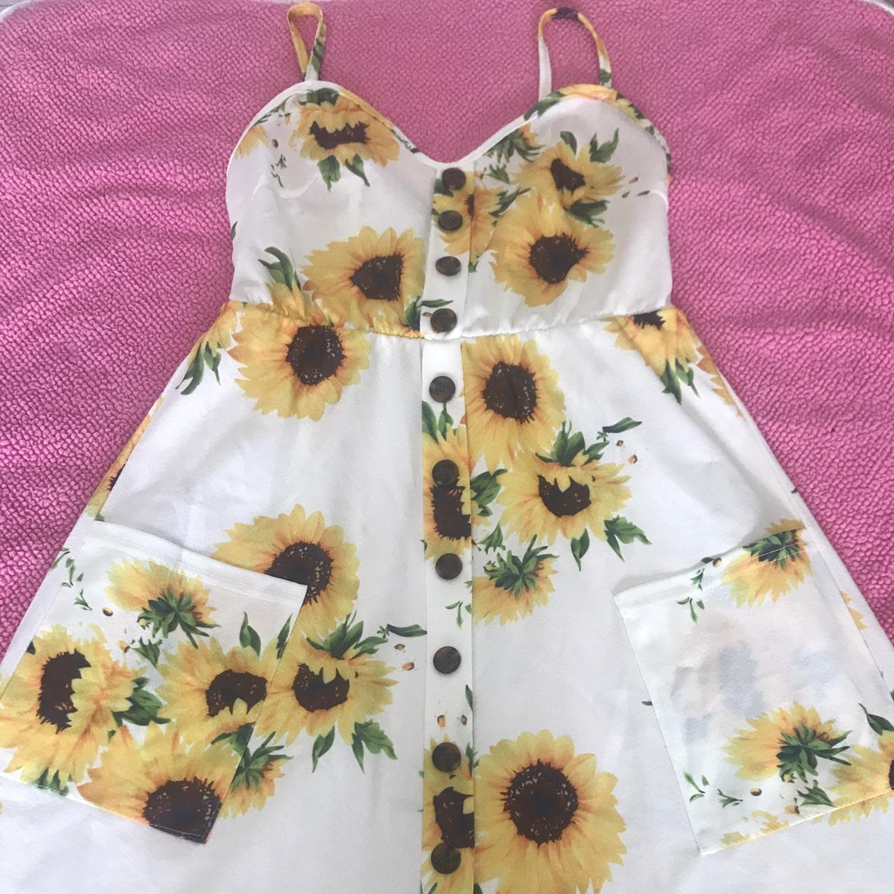 Flowy sun dress Large but could fit medium… No... - Depop
