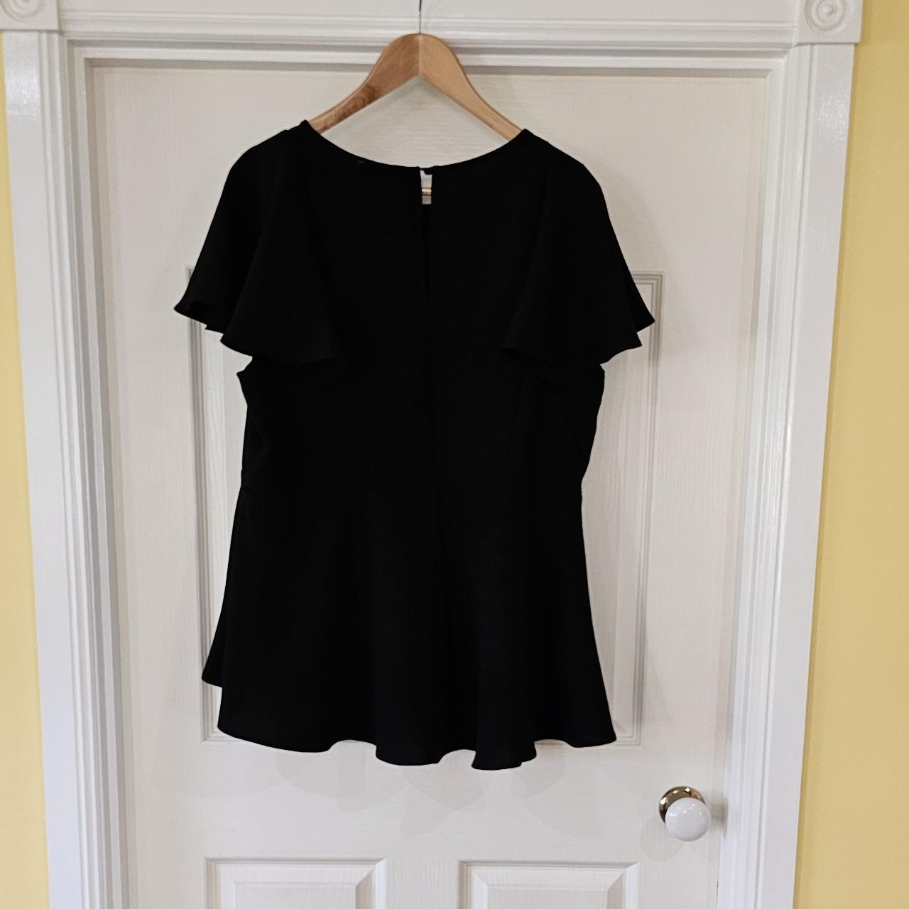 Tokito curve top / very flattering style Size... - Depop