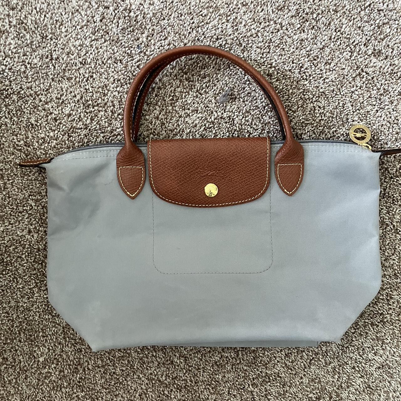 longchamp le pliage “s” gray bag bottom corners have... - Depop
