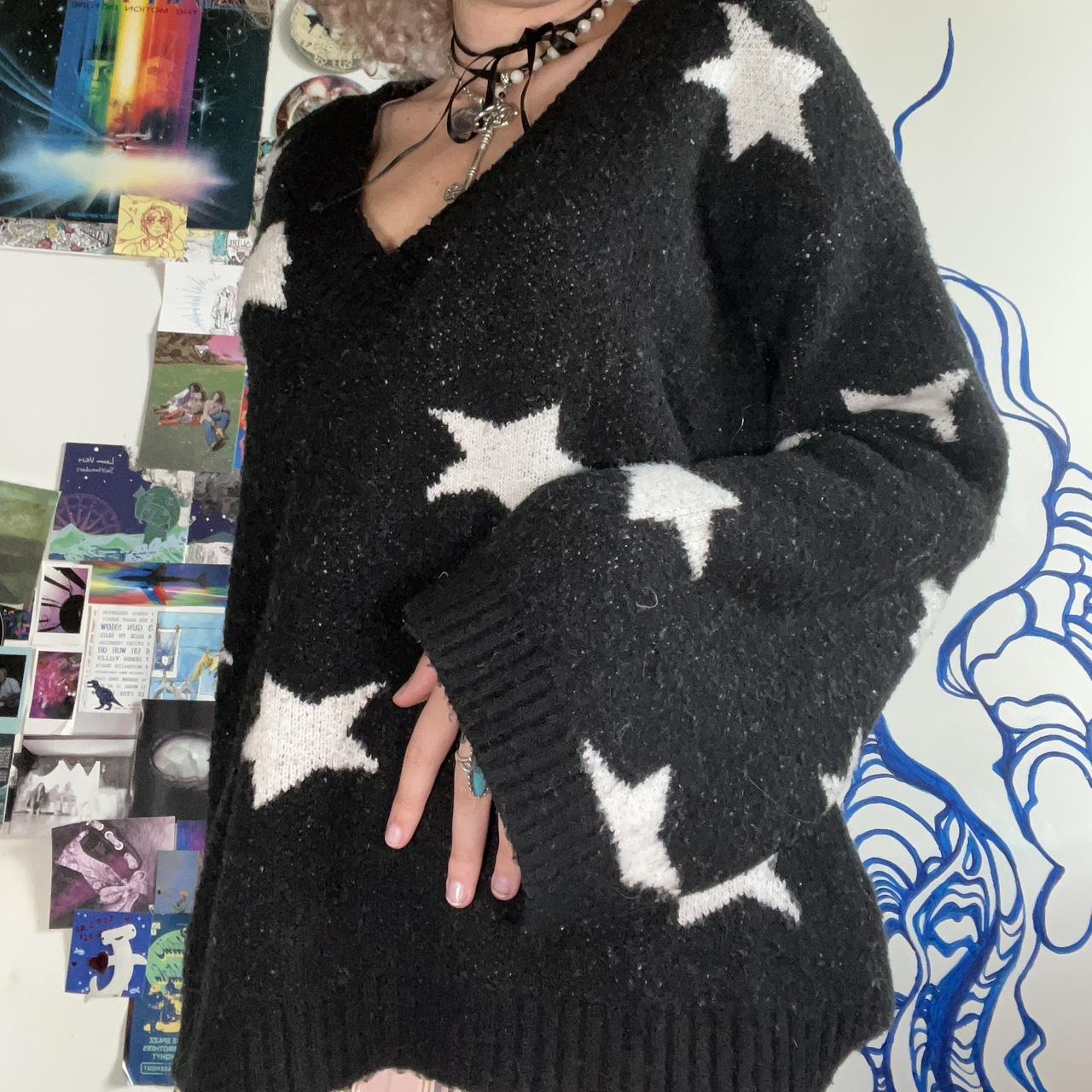 Black and white star sweater with flared sleeves #stars - Depop