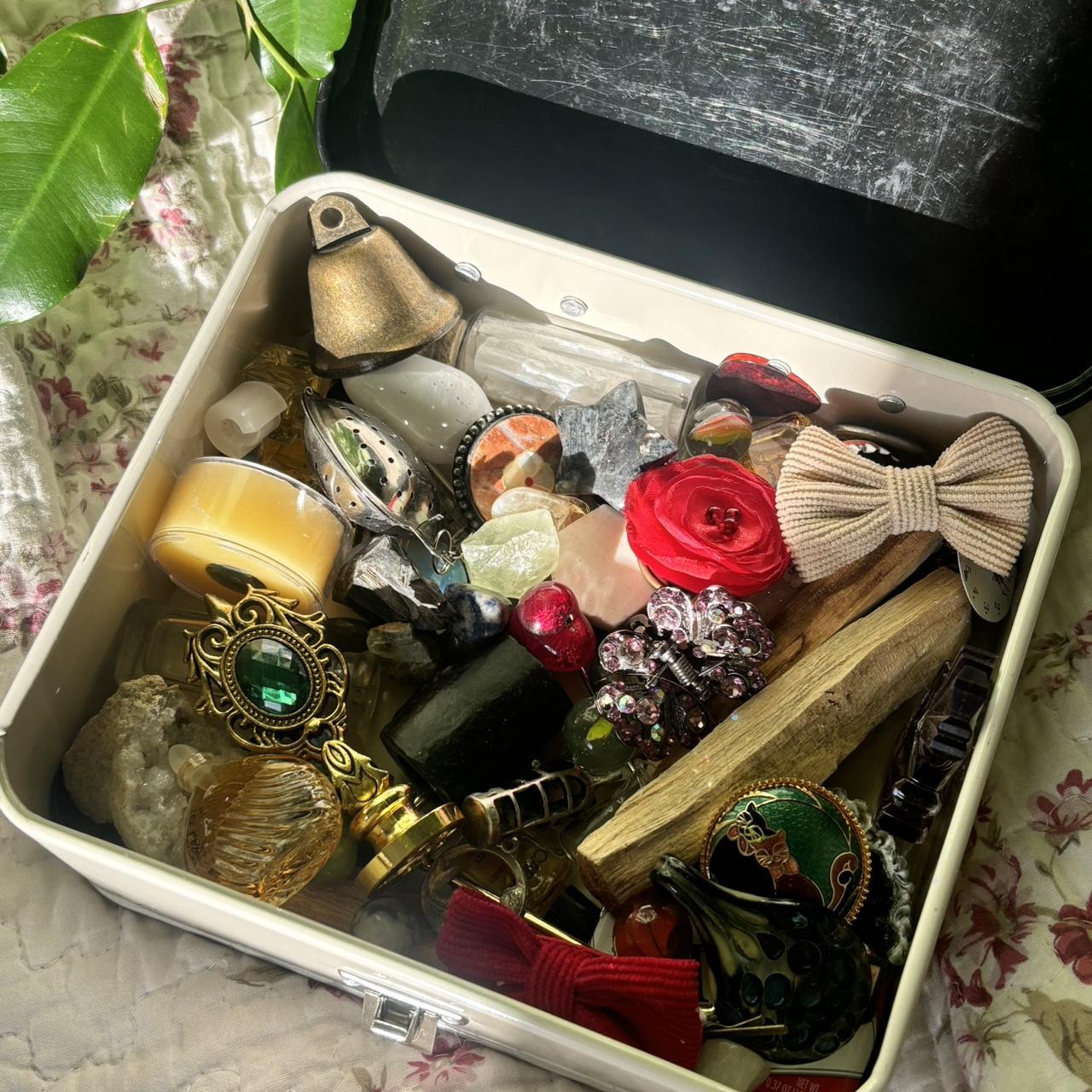 🌟FIRST 7 PURCHASES GET A MINI PERFUME Trinkets!!... - Depop