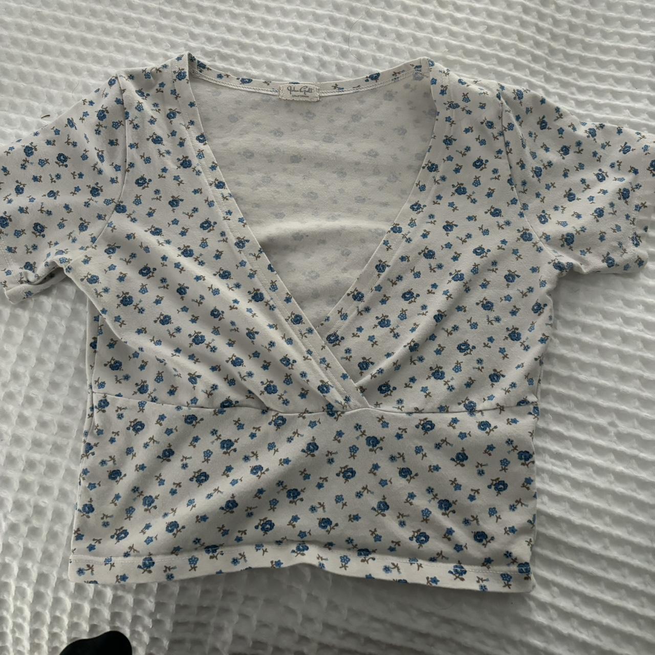 pacsun white and blue floral crop top - Depop