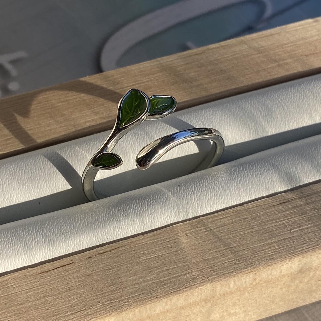 Green leaf ring 💍 Absolutely stunning 🤩 Size 5-7 🌲 - Depop
