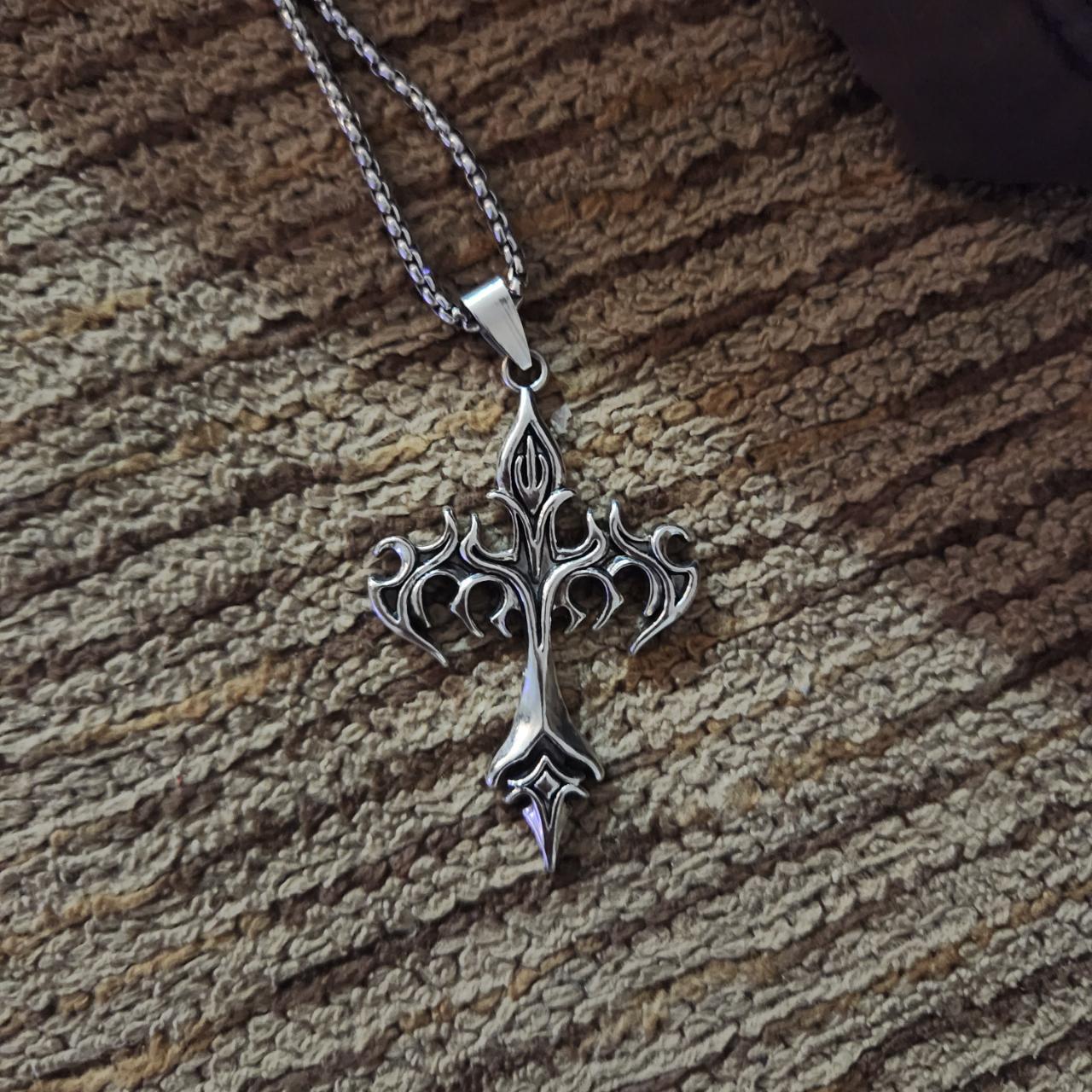 Y2k style cross necklace very cool but not my thing... - Depop