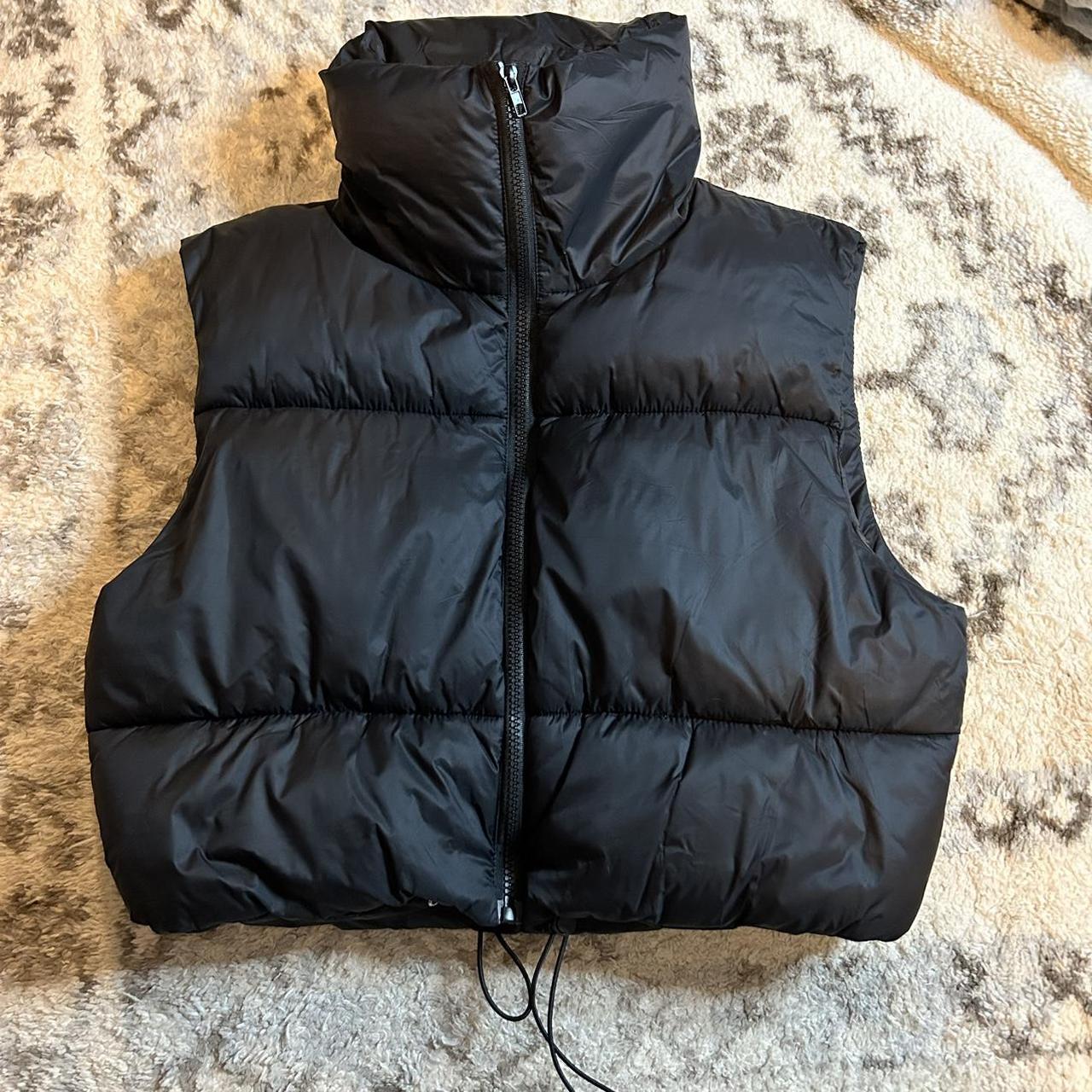 Black cropped puffer vest Size Small - Depop