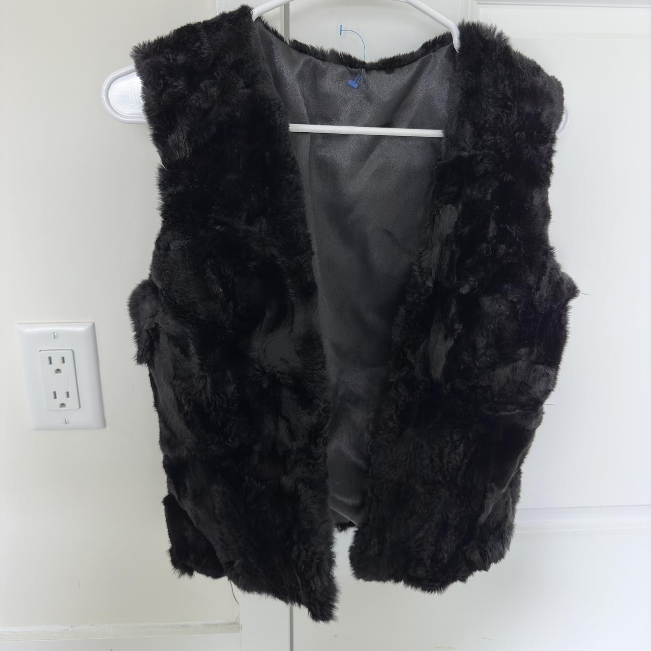 Fluffy vest perfect for winter and fall - Depop