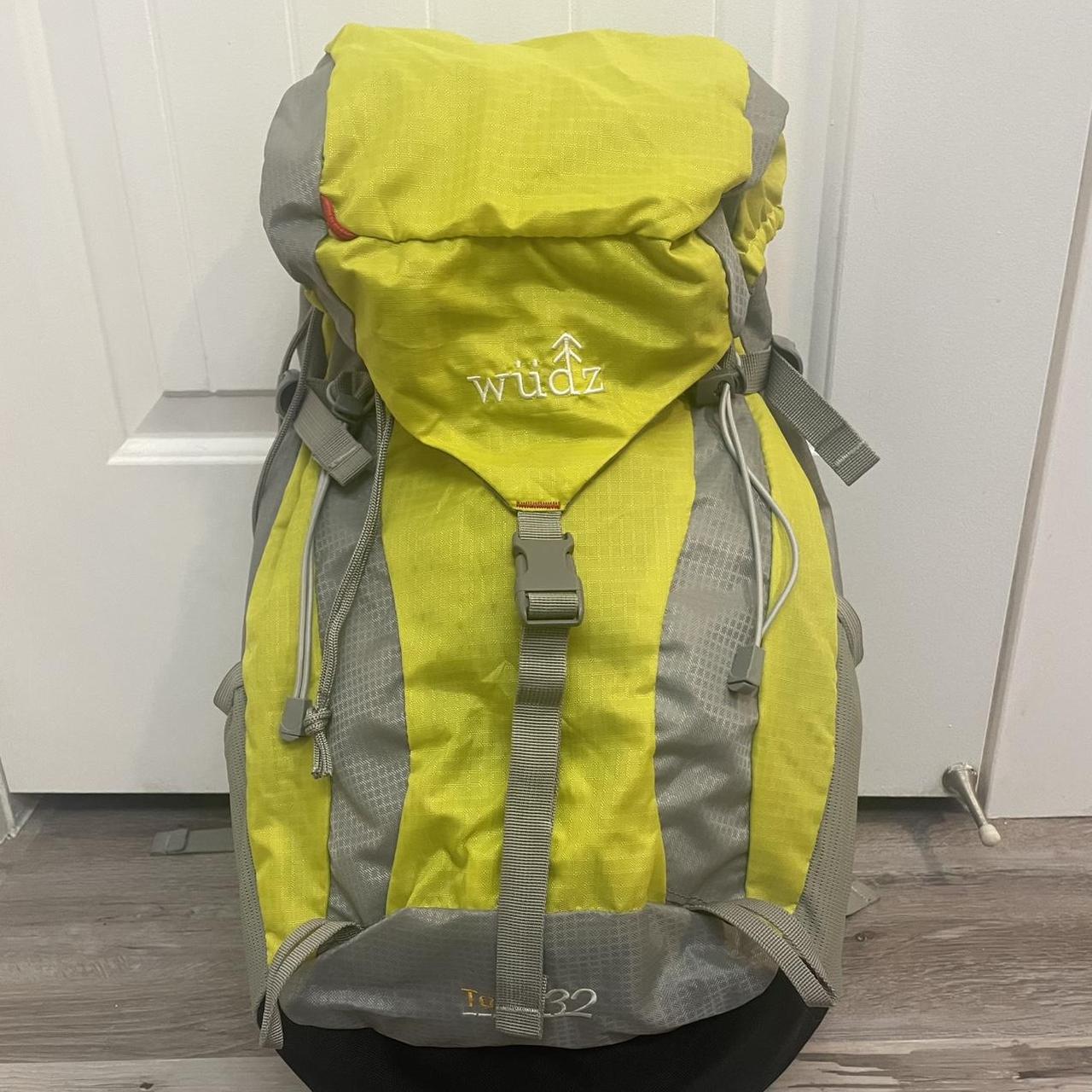 Topi Wudz Togo 32 L hiking backpack with a green and... | Depop