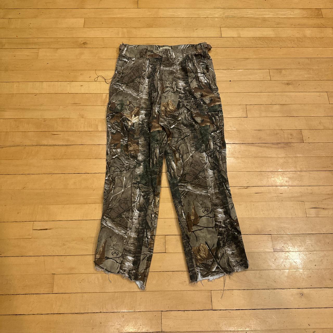 Vintage Realtree camo cargo pants size small... - Depop