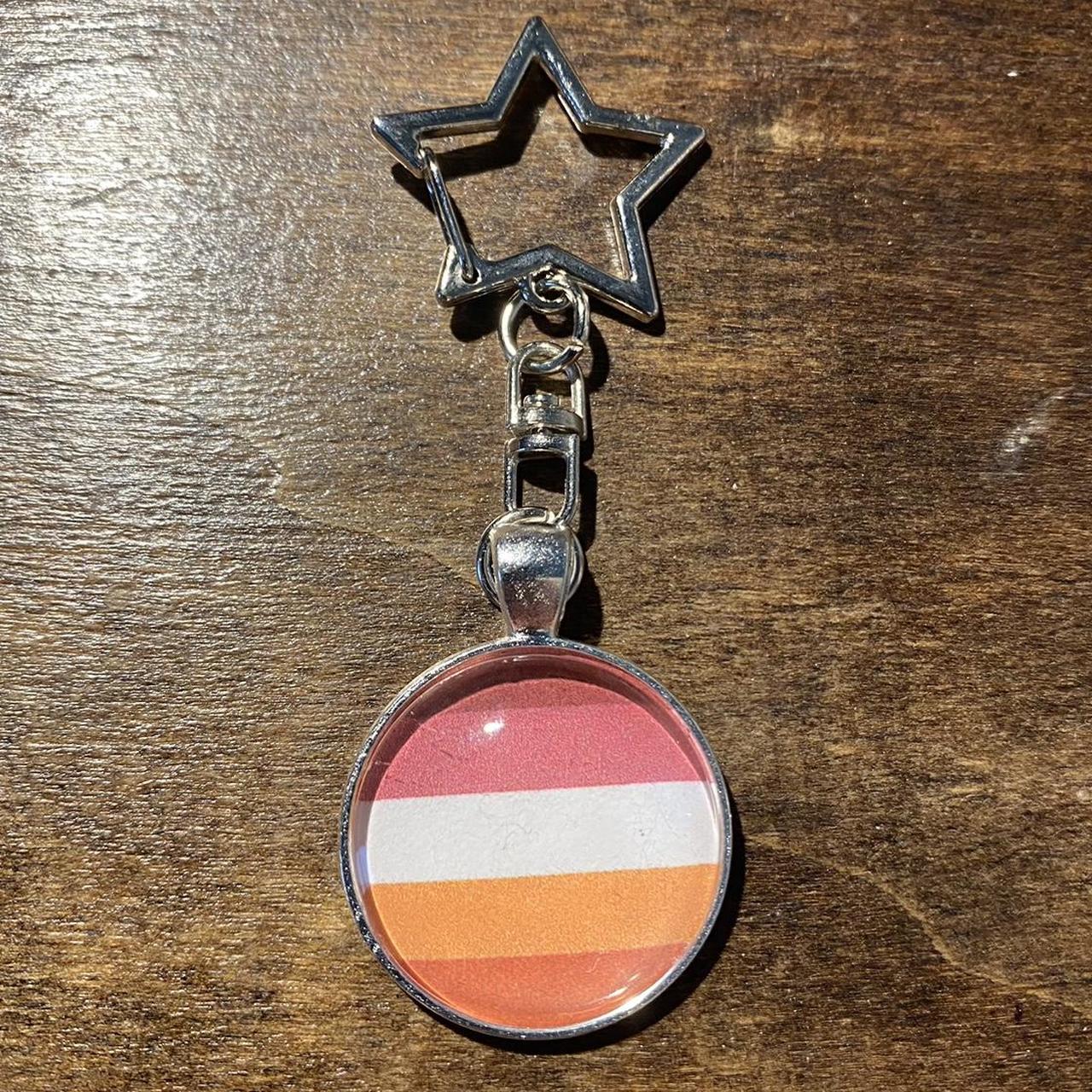 lesbian wlw pride flag star keychain pendant is 1”... - Depop lesbian wlw pride flag star keychain pendant is 1”... - Depop