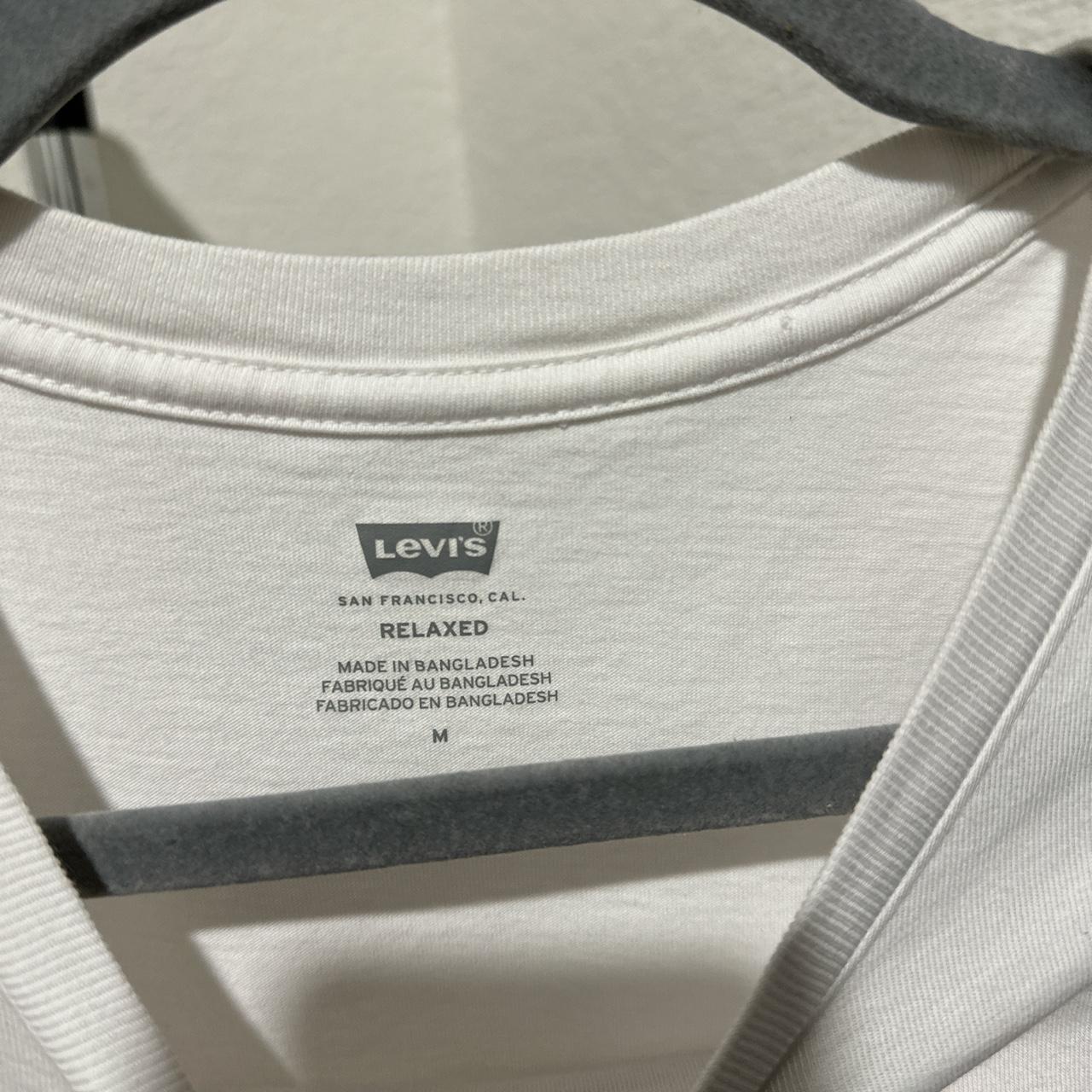 White Levi’s t-shirt - Depop