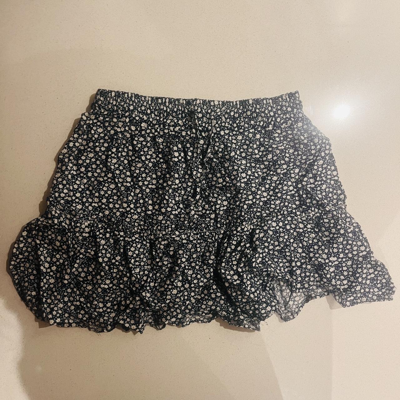 Subdued floral skirt Super cute One size, fits xs-m - Depop