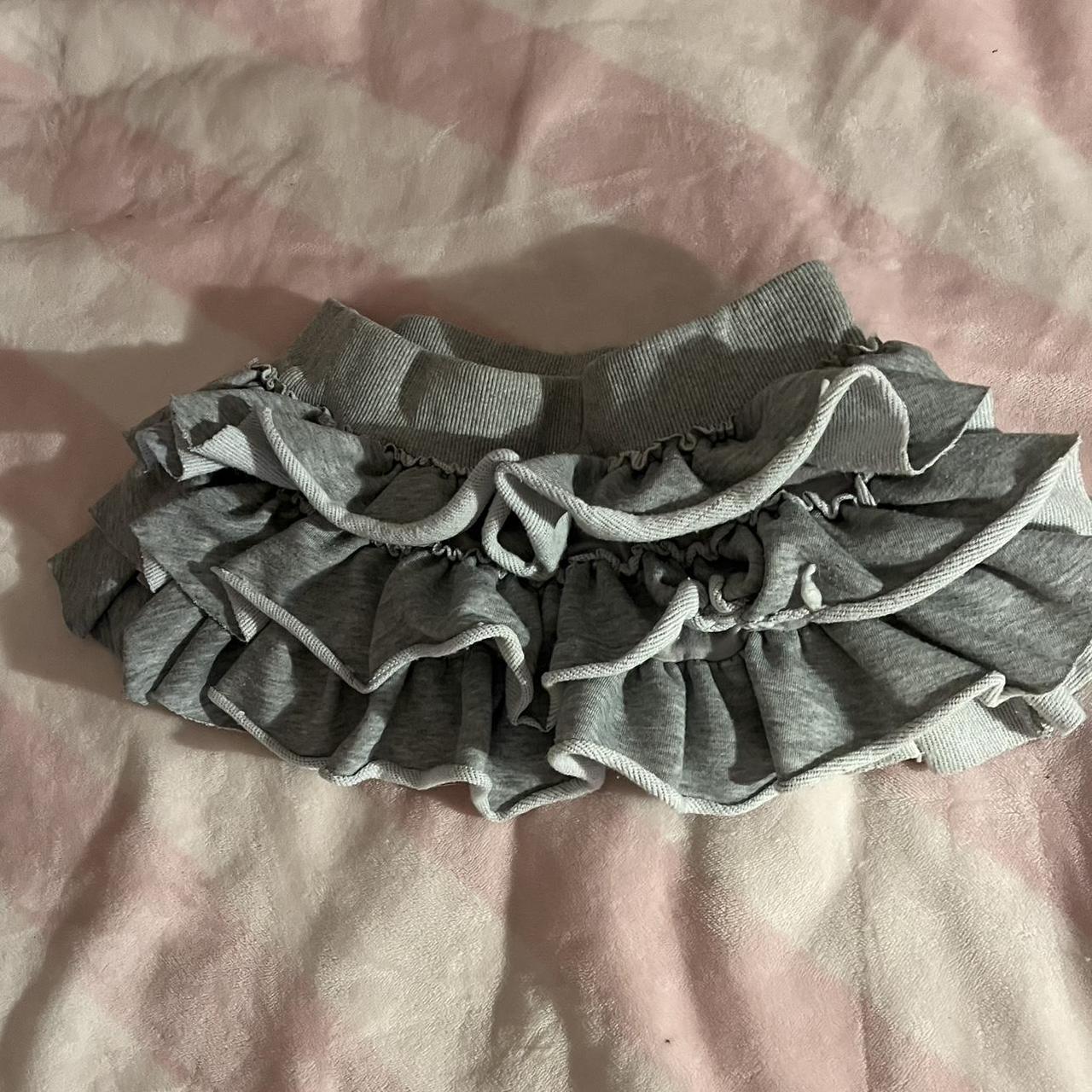 Mini grey ruffle skirt 🐭 I have no idea what the... | Depop
