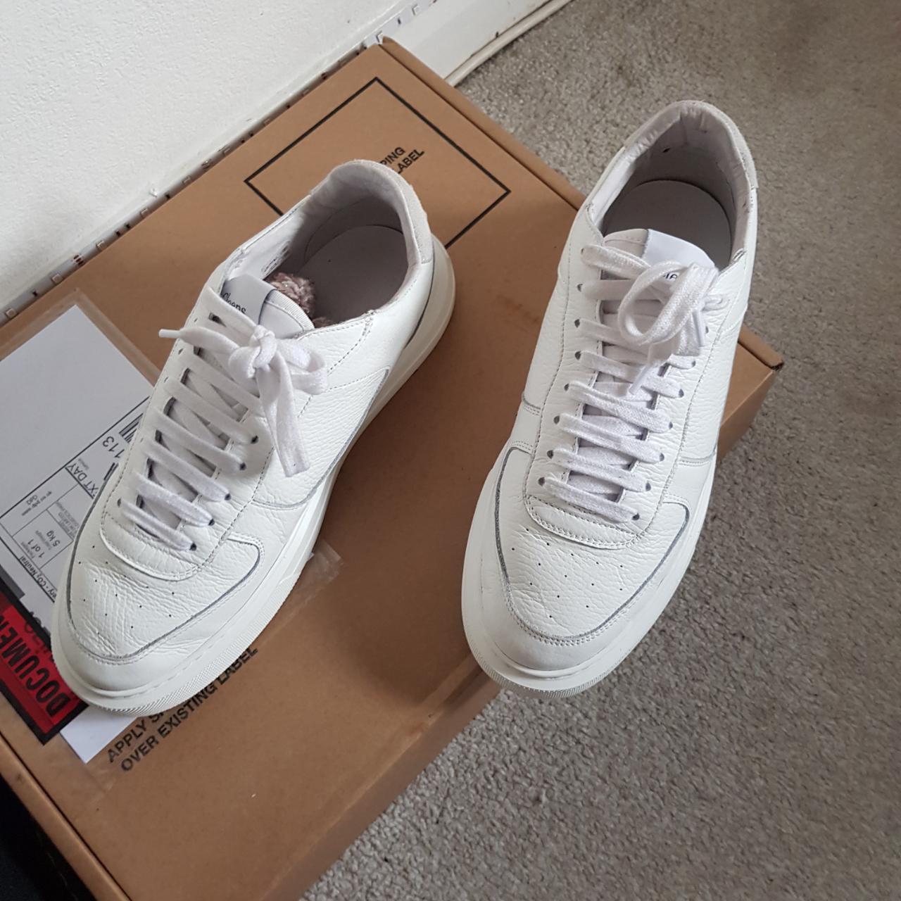 White cleens size 9 barely worn comes with box. - Depop