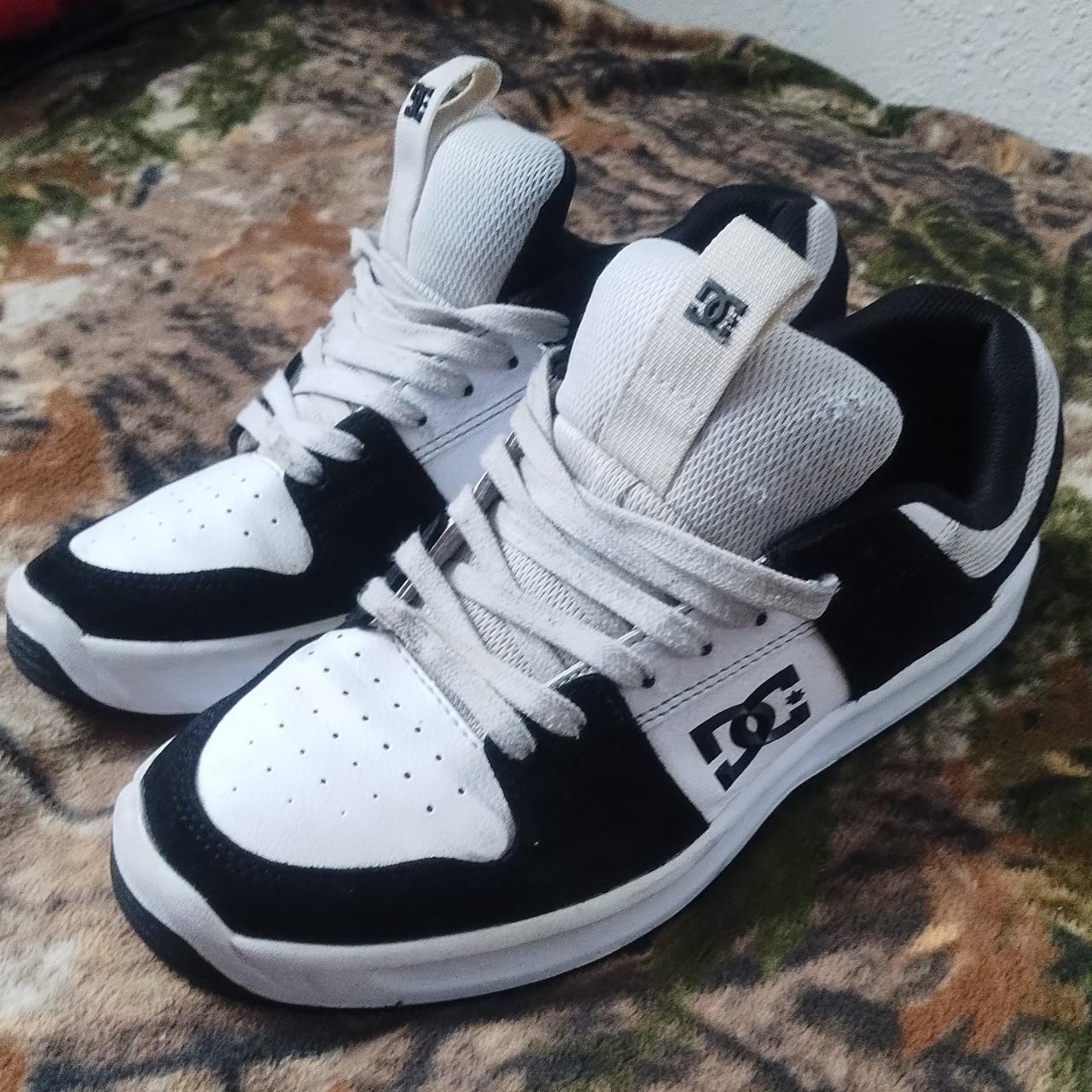 DC shoes, size 8, color boack and... | Depop