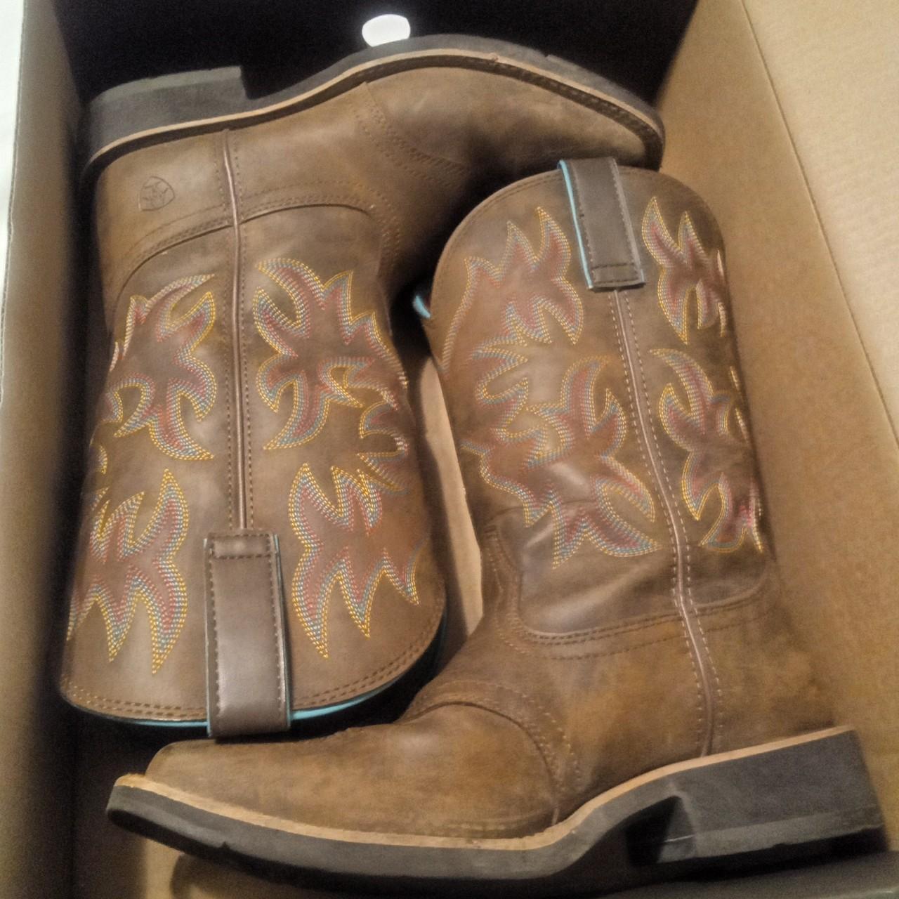 Ariat 9b square toe boots with box - Depop