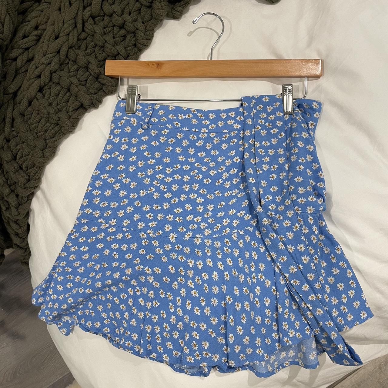Small wrap around floral skort - Depop