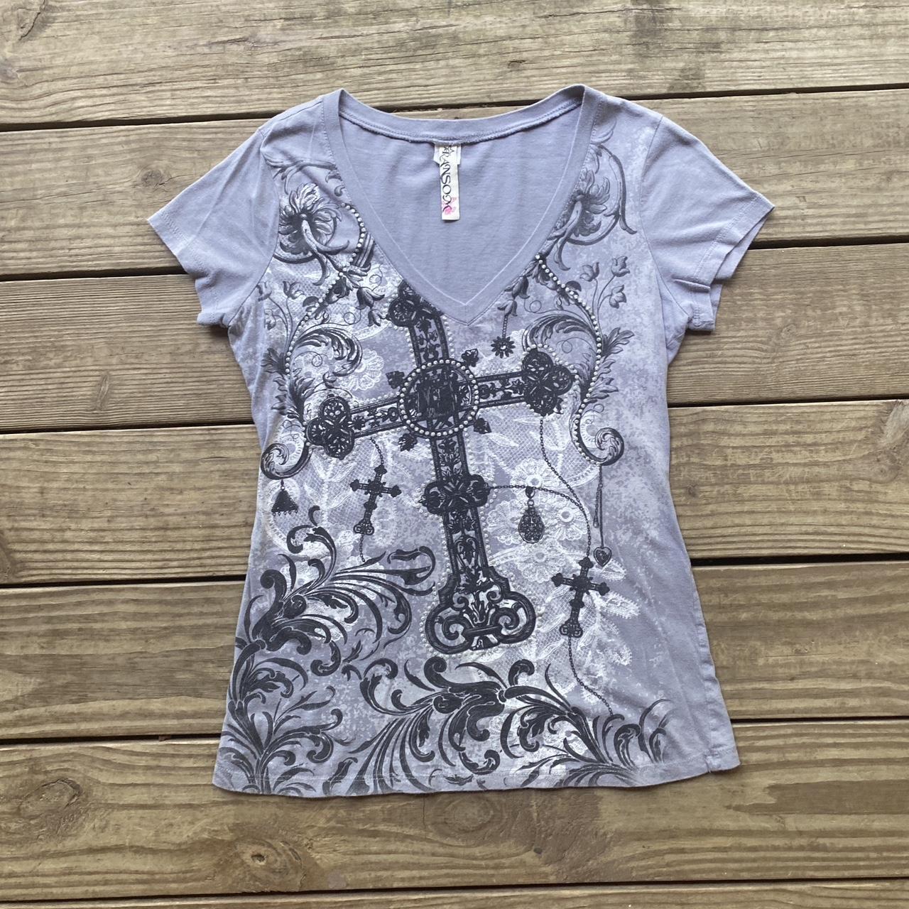 Vintage Women’s Y2K T-shirt This item is in great... - Depop