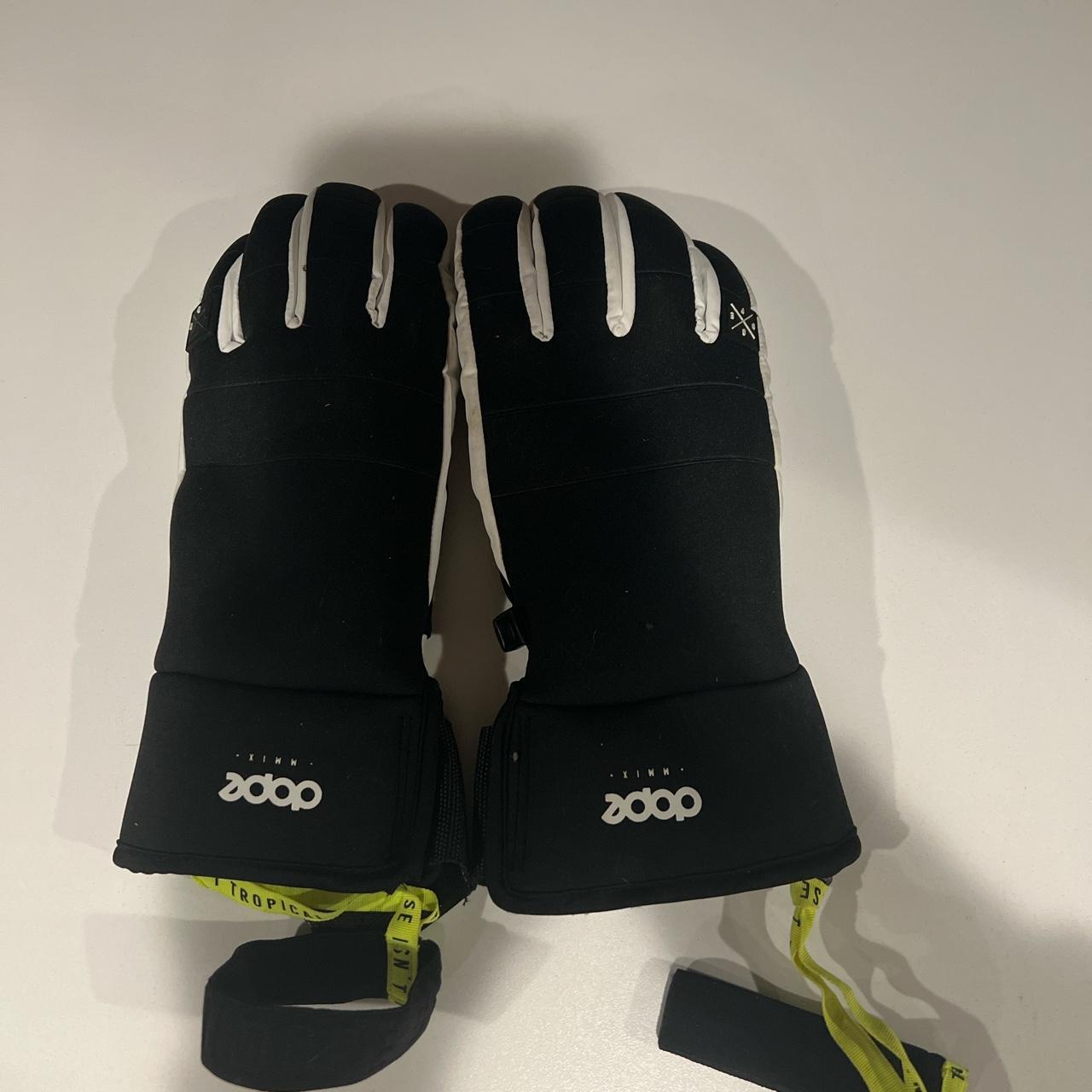 Dope snow gloves only worn a few times - Depop