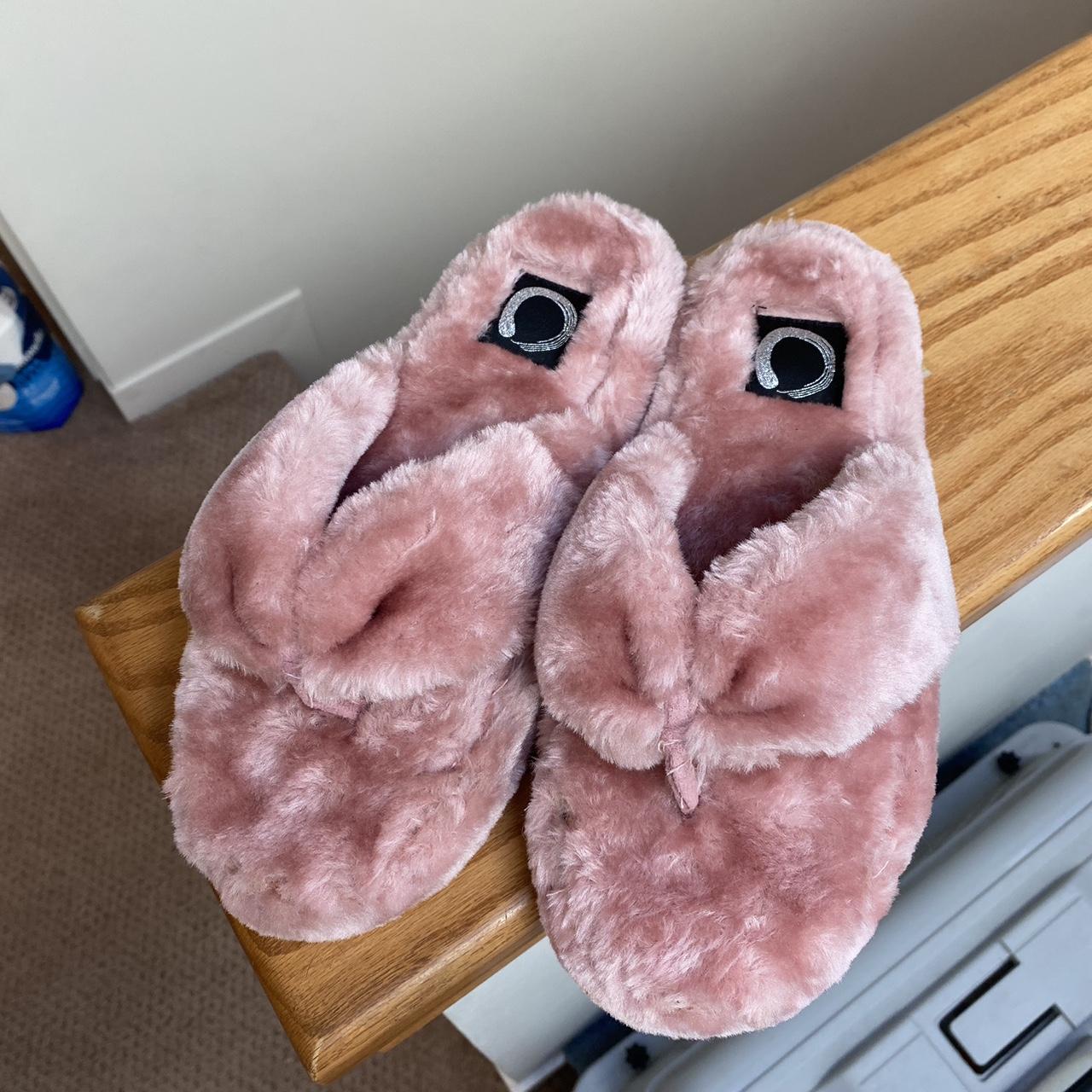 New without box Journey faux fur pink house slippers... - Depop