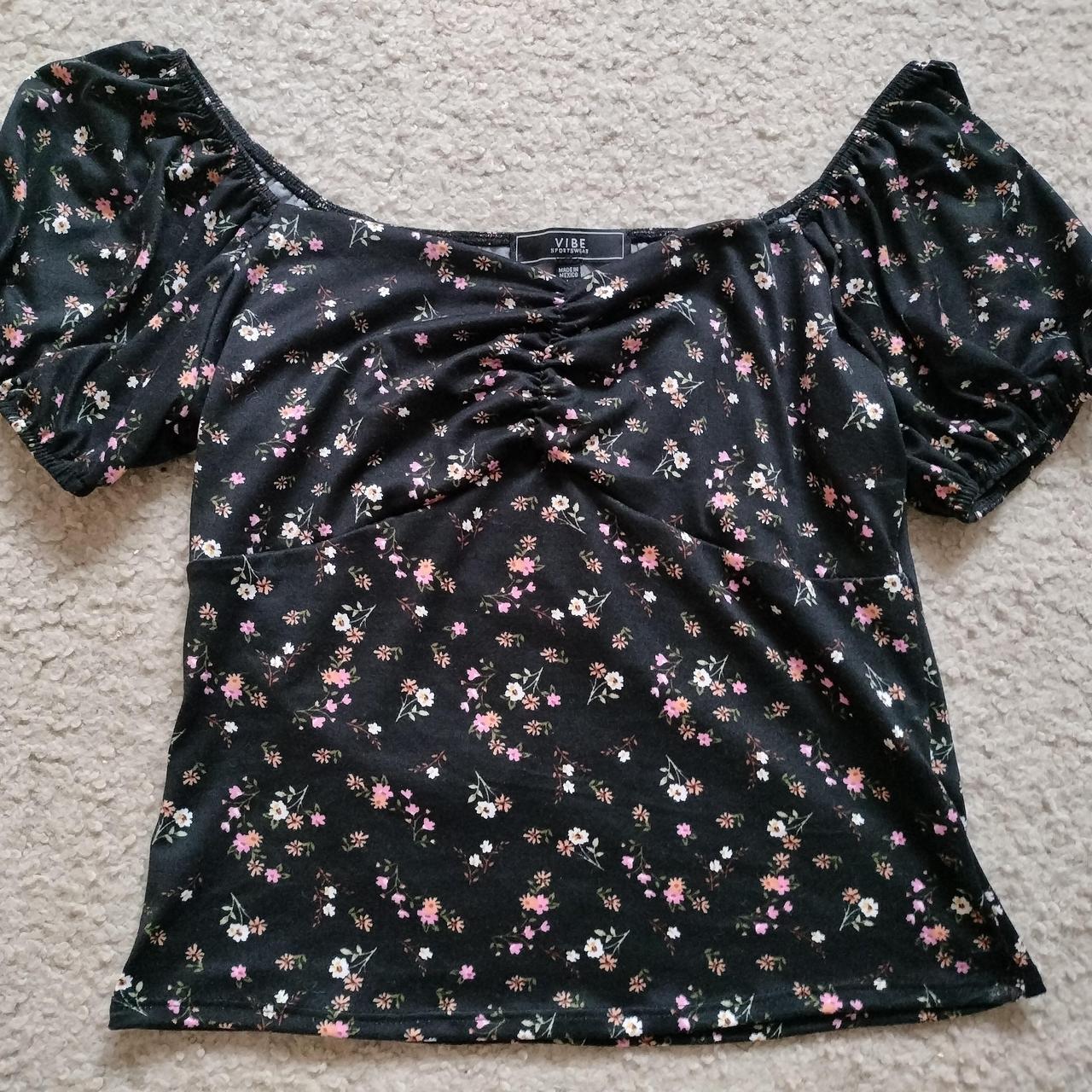 Cute coquette square neckline top Size... - Depop