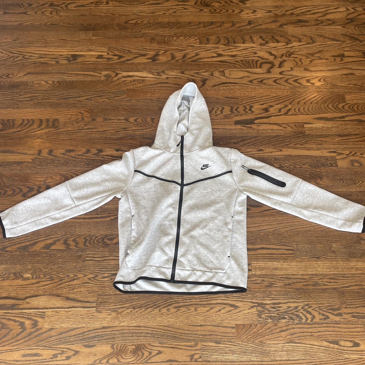 Grey Nike tech fleece size Large - Depop