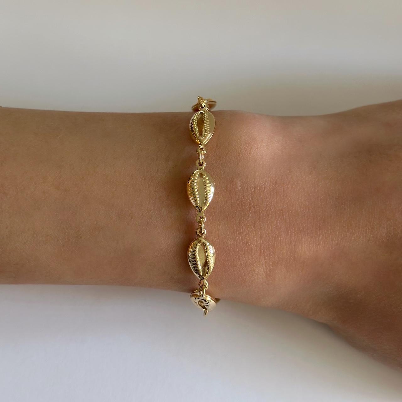 Gold shell bracelet bracelet length : 7 inches 18k... | Depop