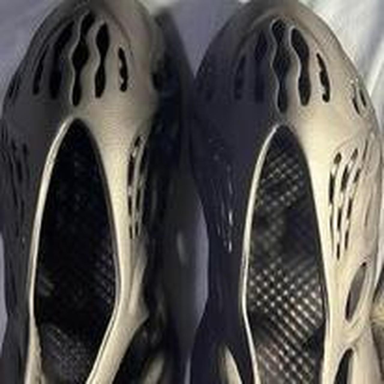 Yzy Foam Runnrs Onyx - Depop