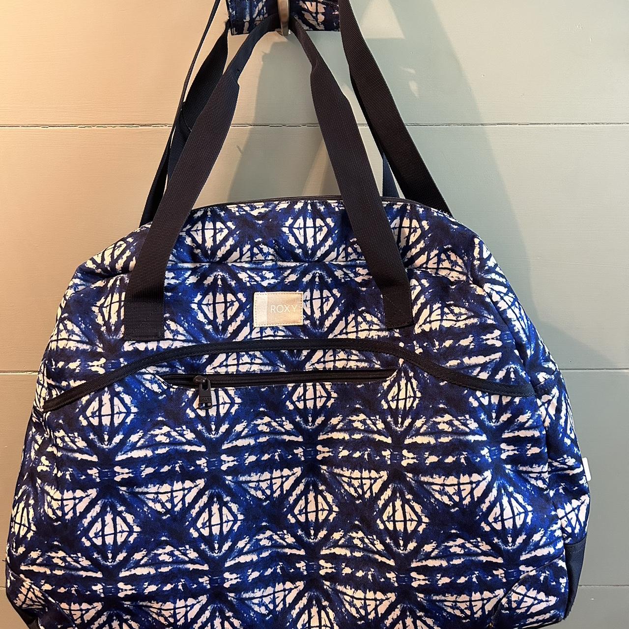 HUGE Roxy weekender duffle in excellent condition - Depop