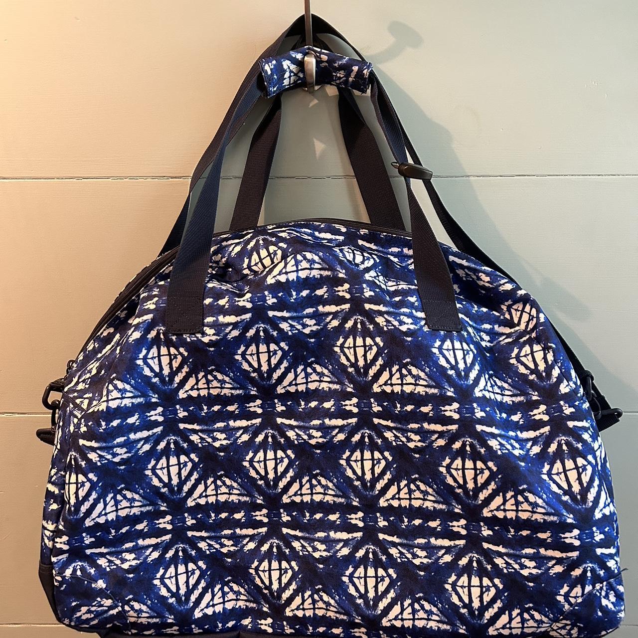 HUGE Roxy weekender duffle in excellent condition - Depop