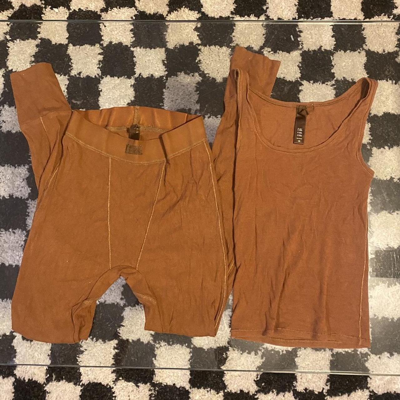 SKIMS LOUNGE SET Has some wear- but lots... - Depop