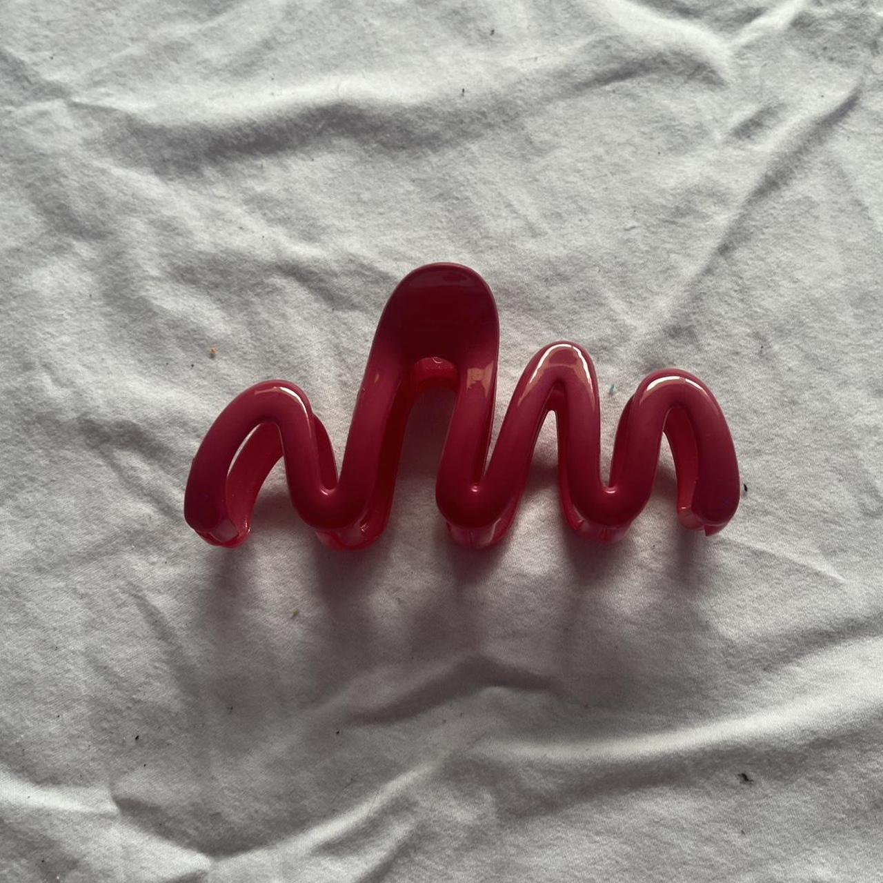 squiggle irregular hot pink claw clip - Depop