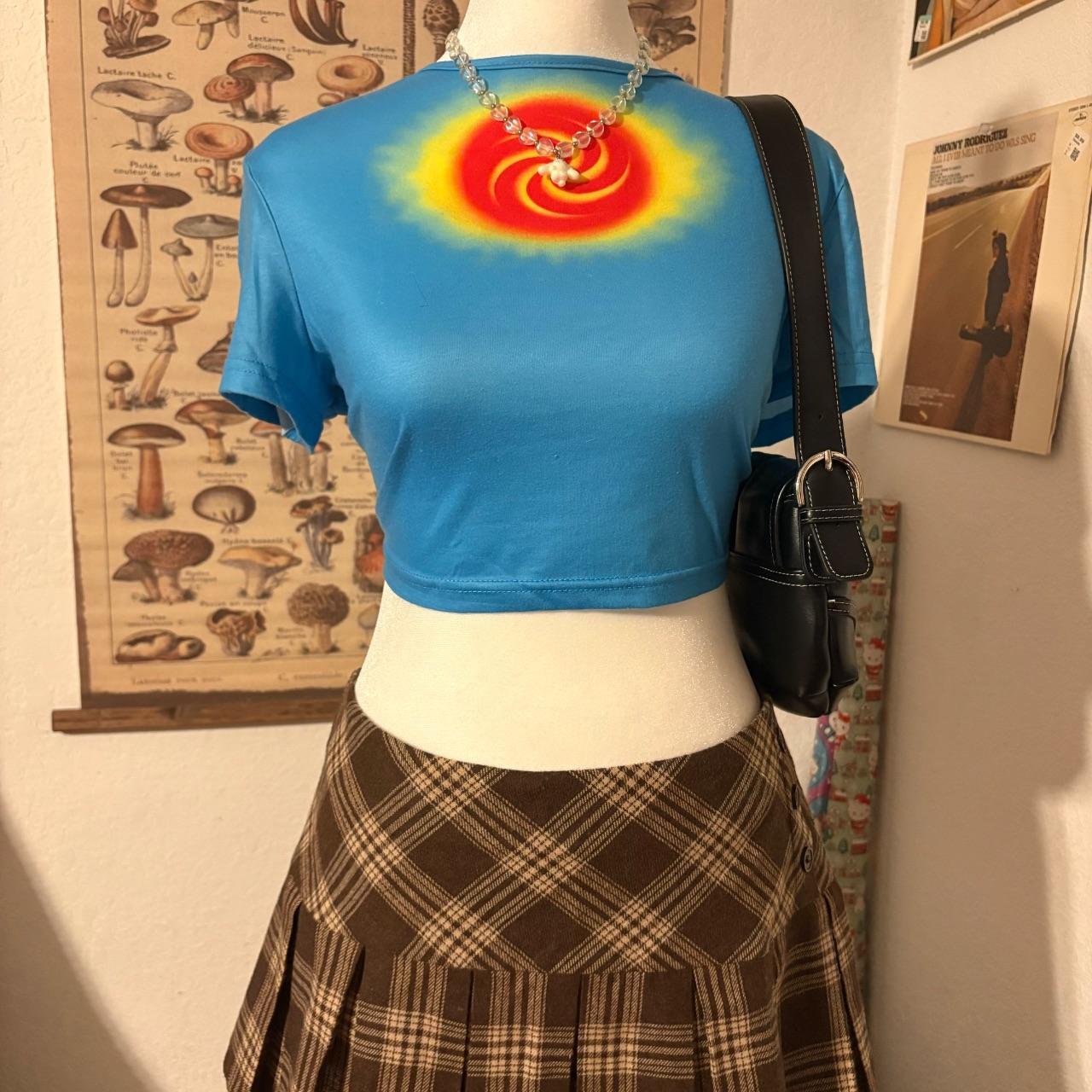 earthy crop top sooo cute super cropped has small... - Depop