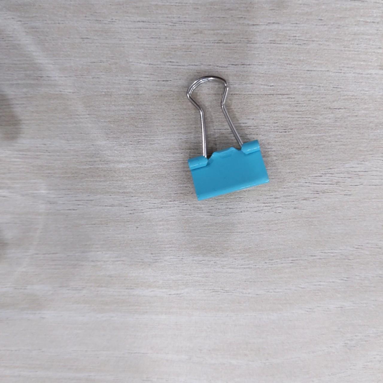 Small blue paper clip - Depop