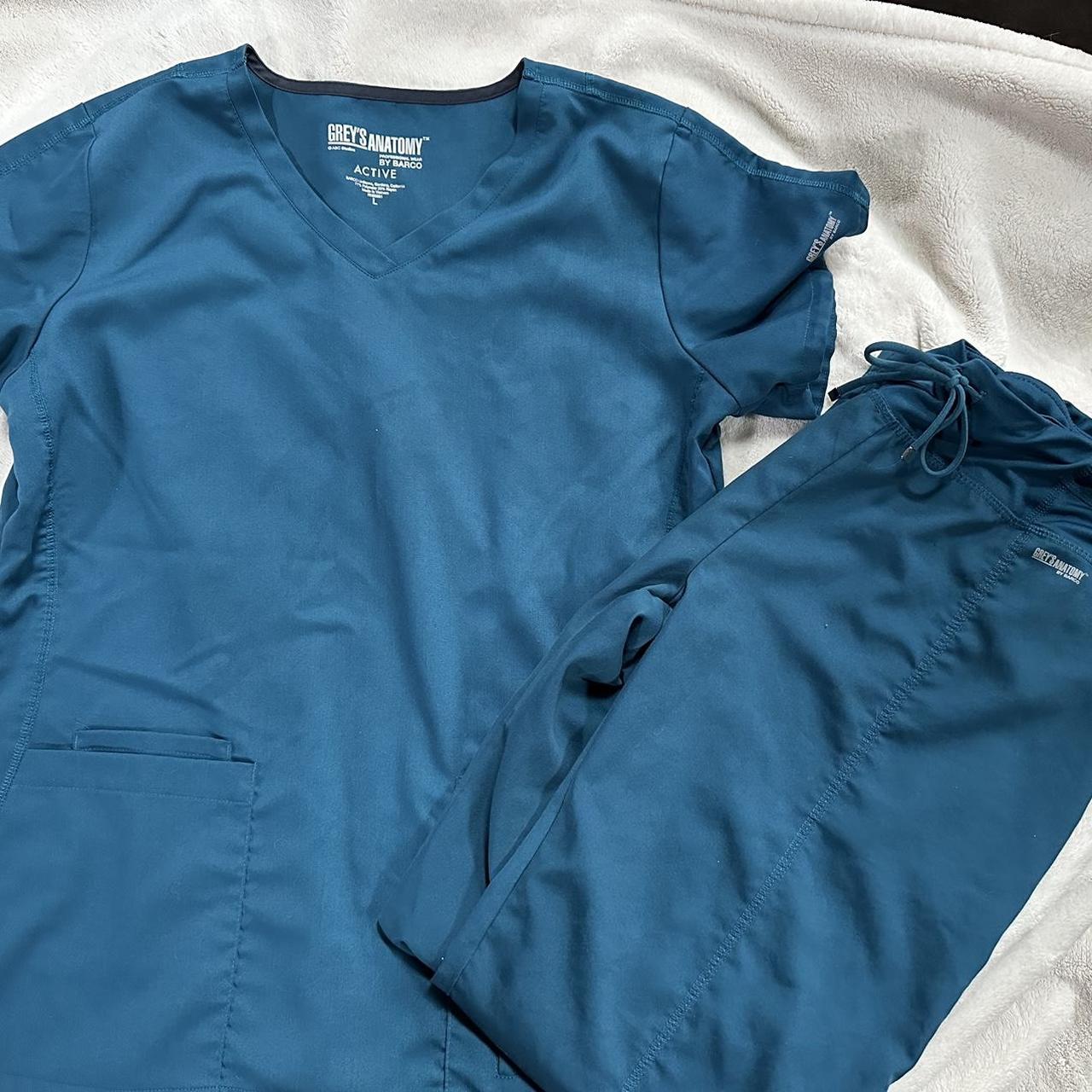 Women’s greys anatomy scrubs set size Large. 41” long - Depop