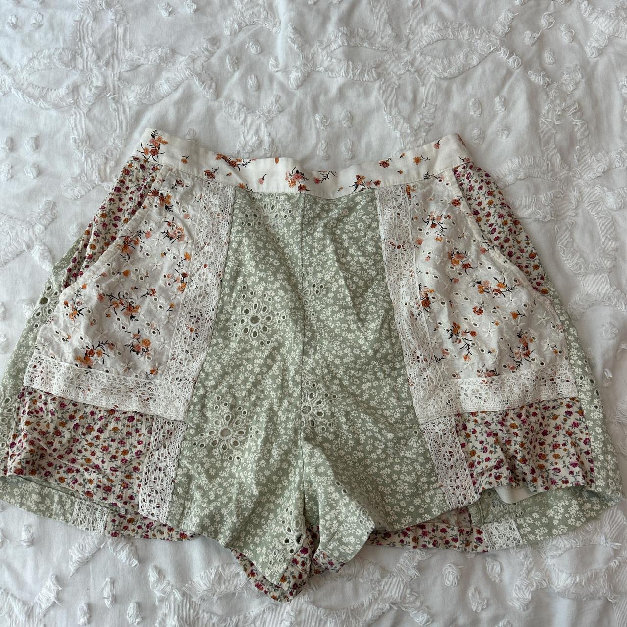 Floral flowy shorts - Depop