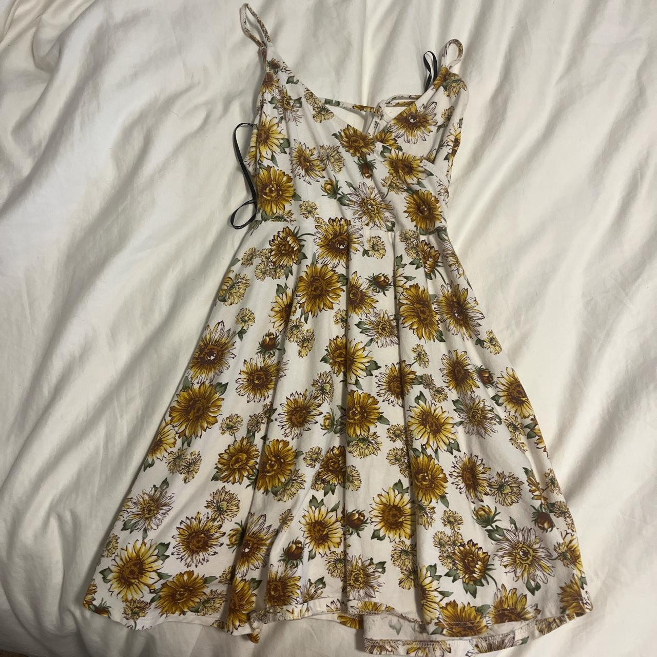 Forever 21 sunflower dress - Depop