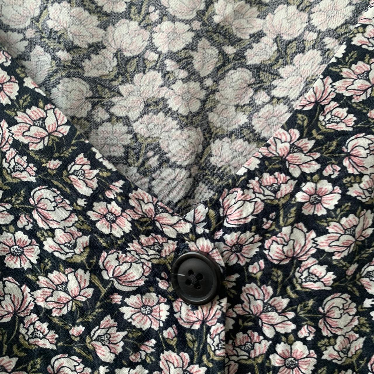 Loft brand floral short sleeve shirt - Depop