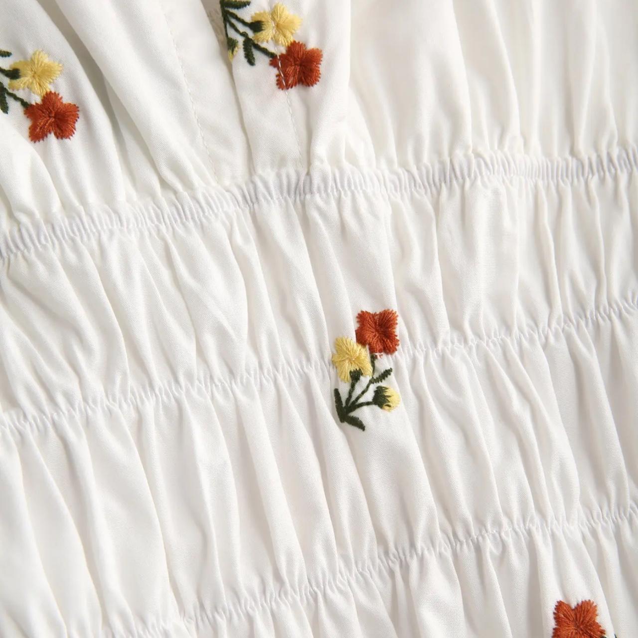 Robe brodé de fleurs - Depop